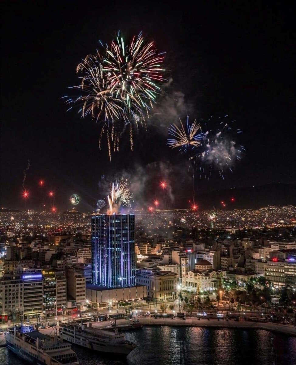 Χριστούγεννα στον Πειραιά: Φωταγώγηση του δέντρου με Πάνο Κιάμο και ...