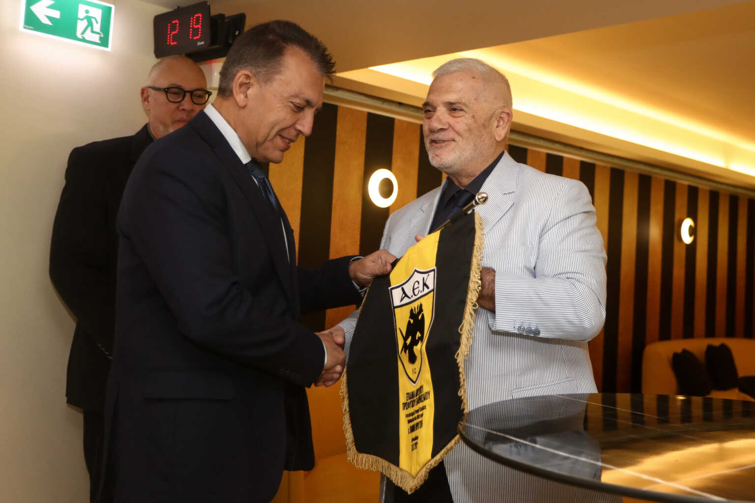 ΑΕΚ: Η στιγμή που ο Γιάννης Βρούτσης έκοψε την κορδέλα στο Μουσείο ...