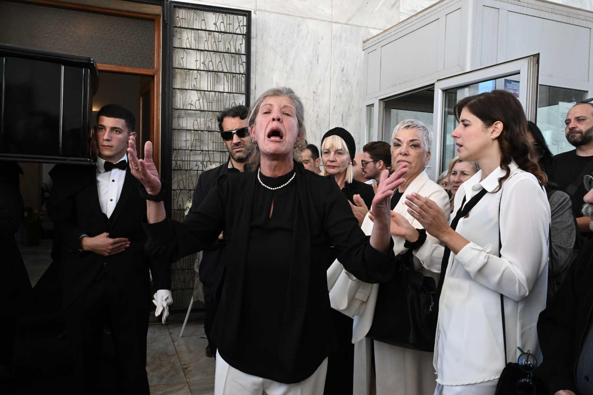 «Παίξε ένα ζεϊμπέκικο να φύγω»: Ράγισαν καρδιές με το ζεϊμπέκικο της ...