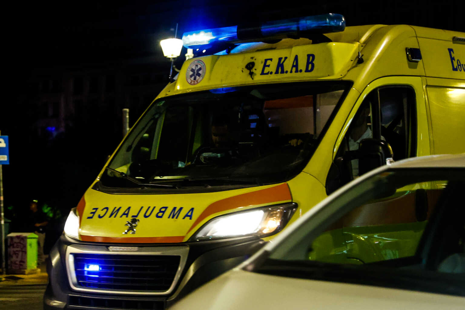 Άγιοι Ανάργυροι: Αυτοκίνητο παρέσυρε πεζό και τον πέταξε σε τζαμαρία ...