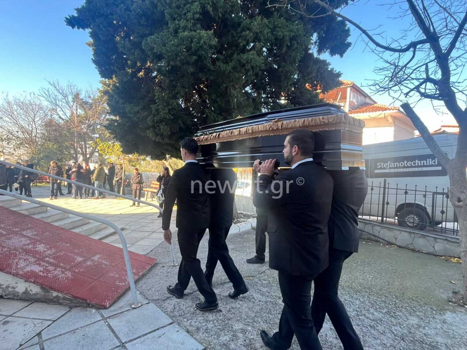 Θεσσαλονίκη: Η κηδεία της 50χρονης μητέρας που σκότωσαν τα τρία άγρια ...