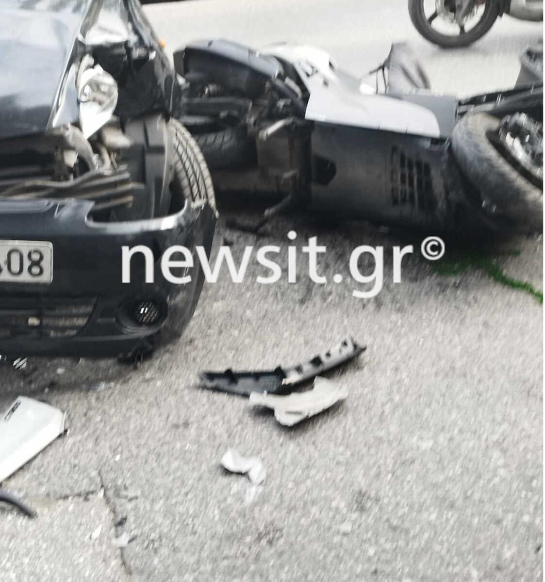 Τροχαίο στην Λιοσίων - Αυτοκίνητο συγκρούστηκε με μηχανή