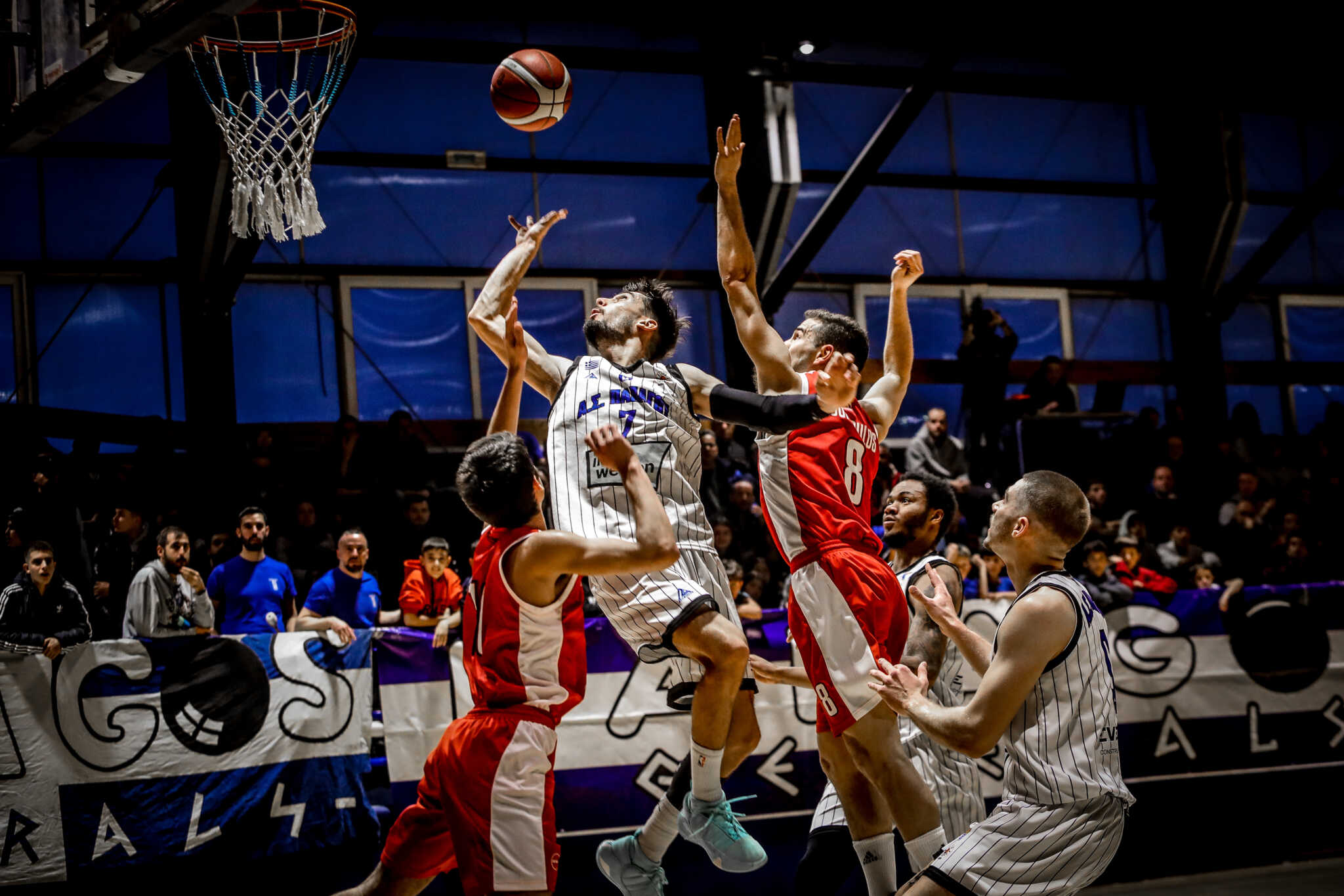 Elite League: Η μπουνιά του Καλλιανιώτη στον Σανδραμάνη που προκάλεσε ...