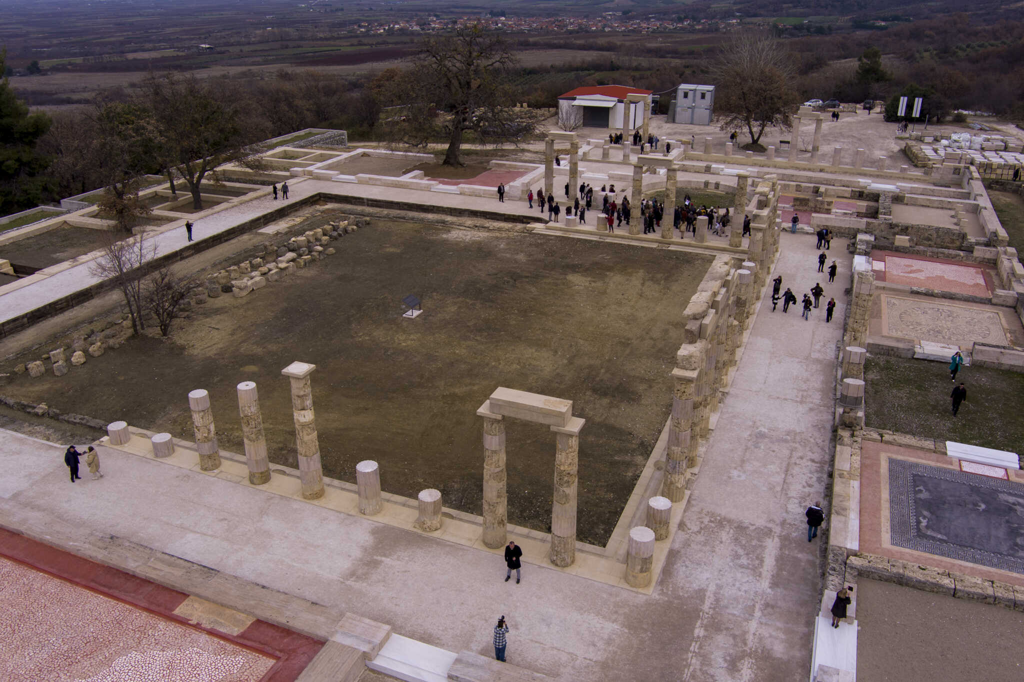 Το ανάκτορο του Φιλίππου Β' στις Αιγές αναδύθηκε από τα σπαράγματά του ...