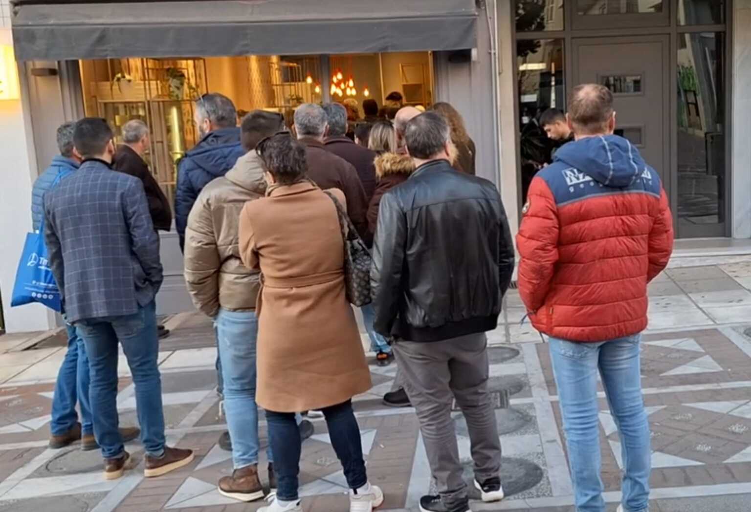 Θεσσαλονίκη: Ατελείωτες ουρές για ένα κουτί με τρίγωνα Πανοράματος