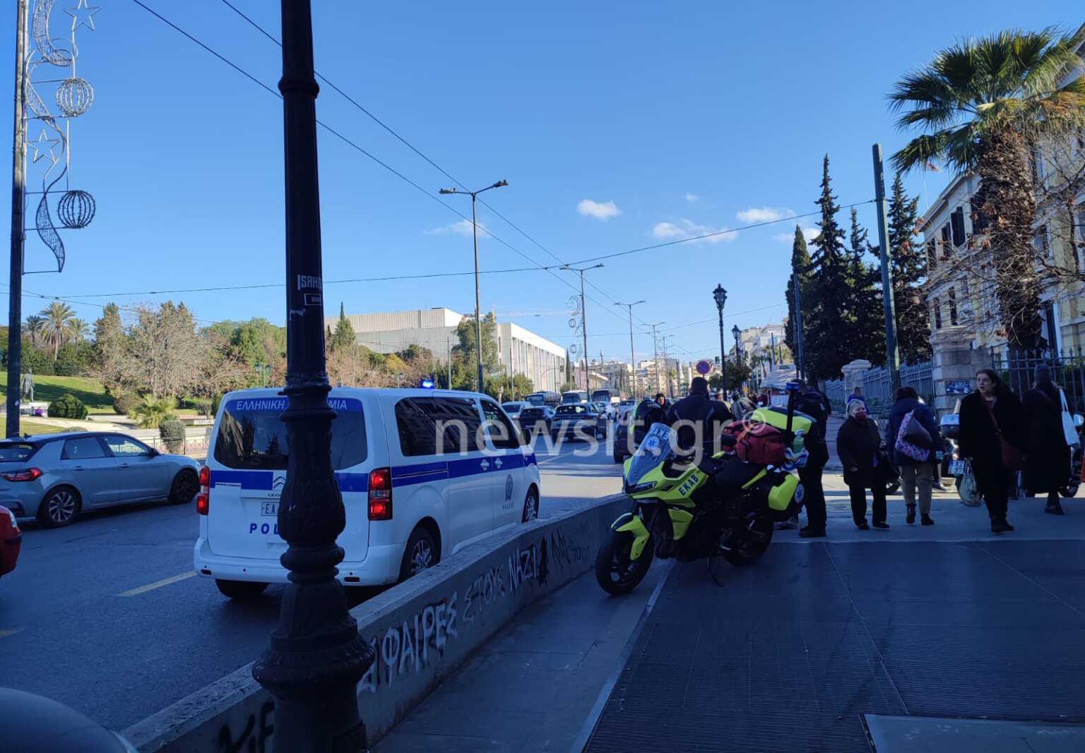 Tροχαίο στη Βασιλίσσης Σοφίας - Μηχανή παρέσυρε πεζή