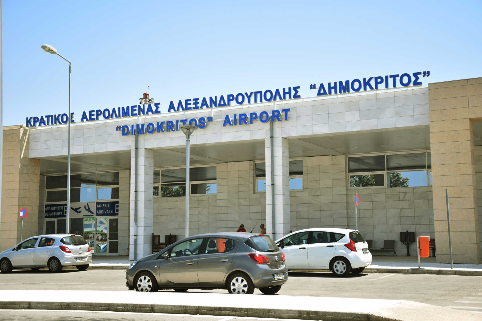 Αλεξανδρούπολη: Σμήνος πουλιών επιτέθηκαν σε αεροπλάνο στο αεροδρόμιο ...