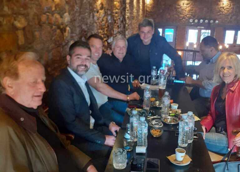 Η αγκαλιά Κασσελάκη με τη «μικρή πριγκίπισσα», το σκυλάκι, ο καφές και ...