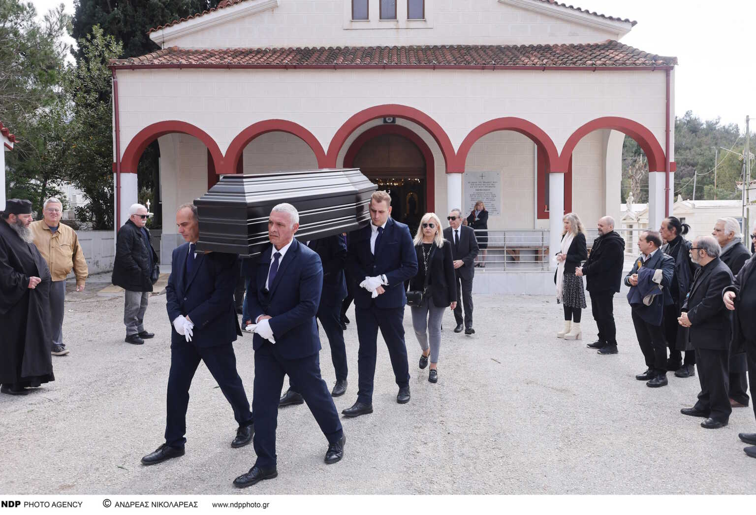 Λίγος κόσμος στην κηδεία της ηθοποιού Τέτης Σχοινάκη, παρόντες ...