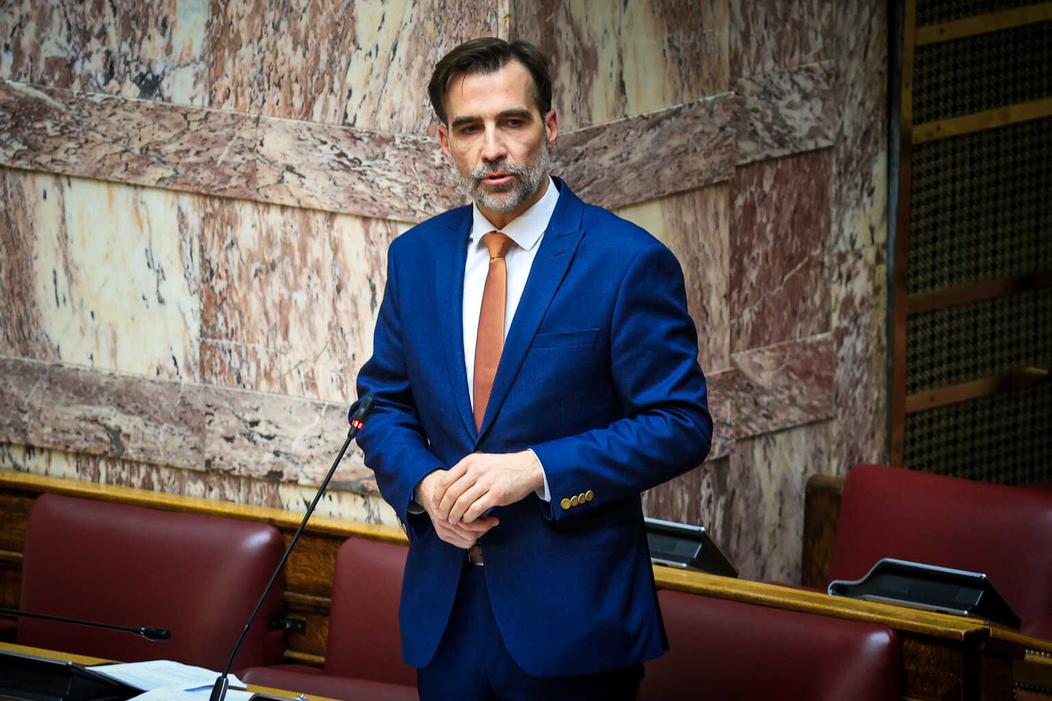 Ο Χάρης Κατσιβαρδάς καταψηφίζει την πρόταση δυσπιστίας κατά της ...