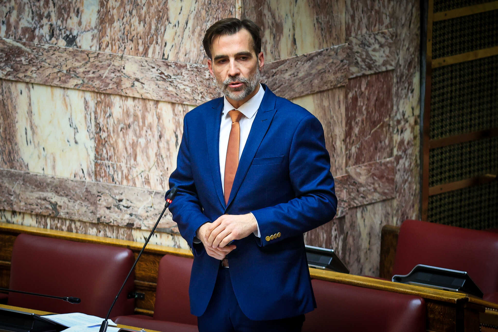 Ο Χάρης Κατσιβαρδάς καταψηφίζει την πρόταση δυσπιστίας κατά της ...