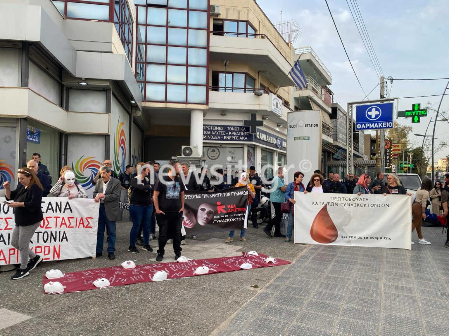 Άγιοι Ανάργυροι: Συγκέντρωση έξω από το Αστυνομικό Τμήμα μετά τη ...