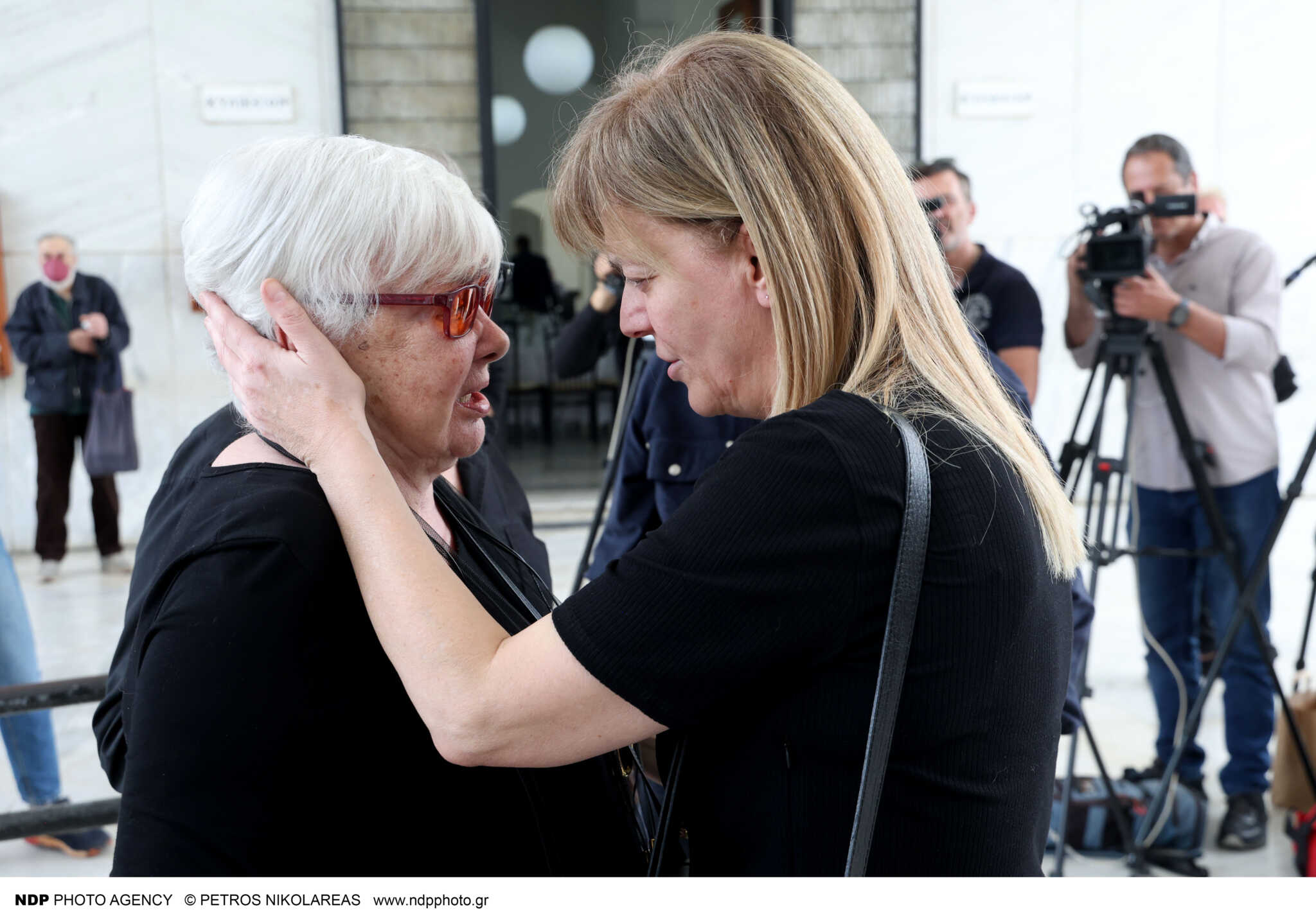 Κηδεία Γιάννη Φέρτη: Η σπαρακτική αγκαλιά της Μαρίνας Ψάλτη στην Ξένια ...