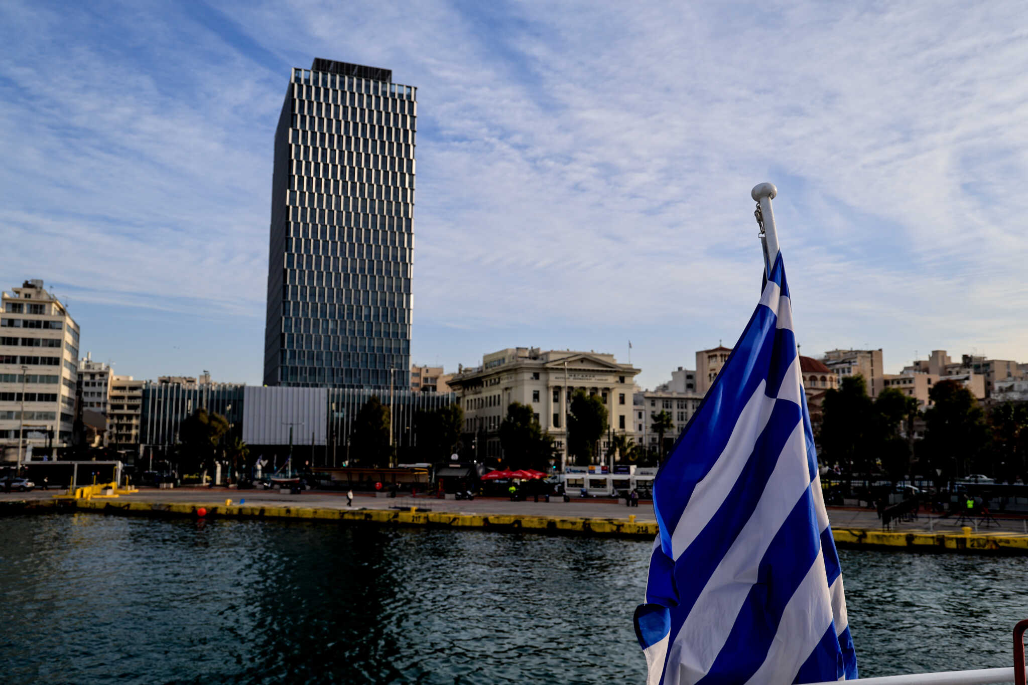 Πύργος Πειραιά: Η ιστορία του ουρανοξύστη που χτίστηκε τη δεκαετία του ...