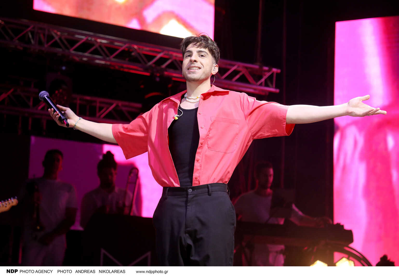 ZAF: Ποιος είναι ο νεαρός καλλιτέχνης που τραγούδησε on stage με τον ...