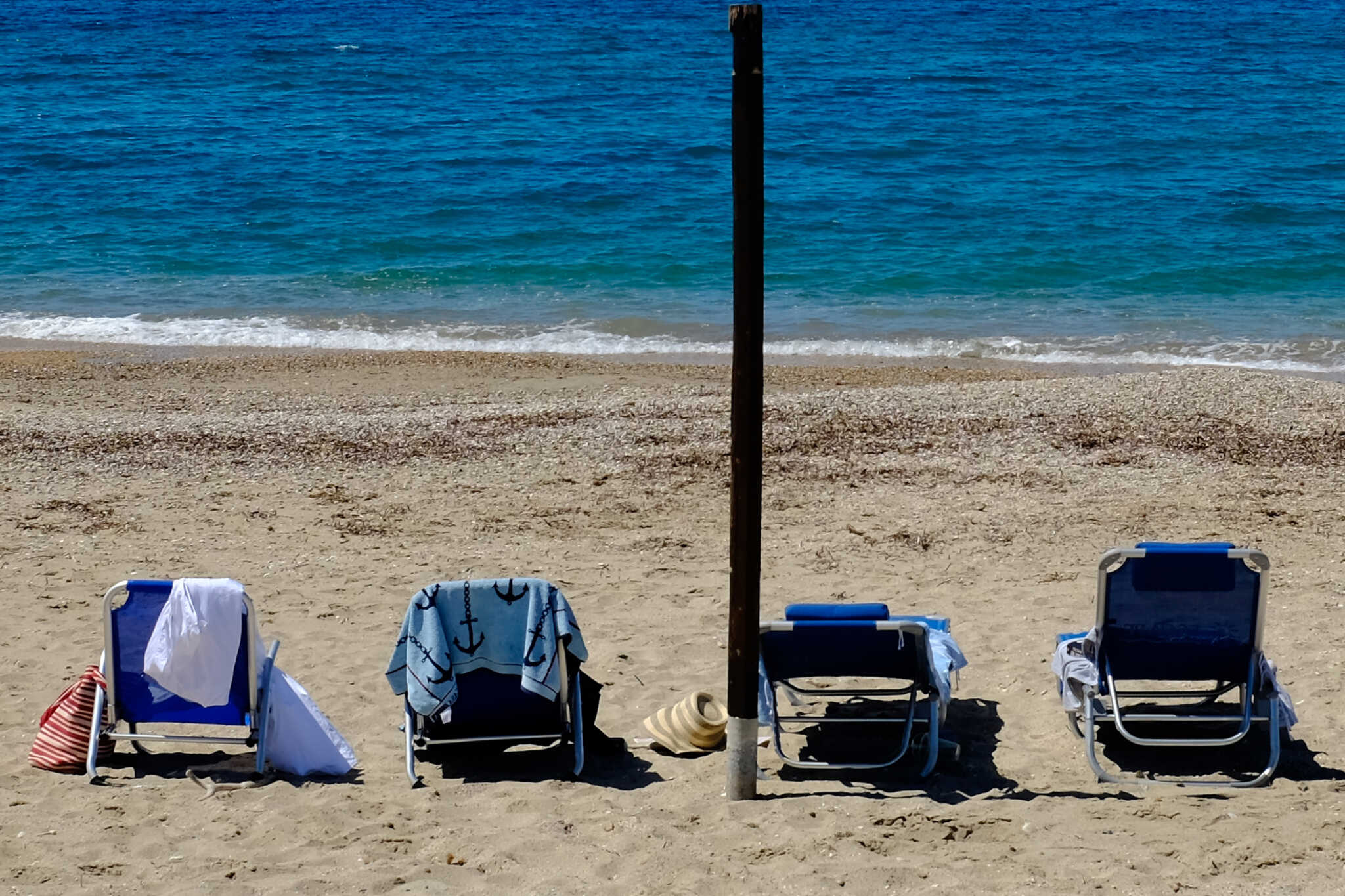 Καβάλα: Δένουν παράνομα και κλειδώνουν με λουκέτα ομπρέλες και ...
