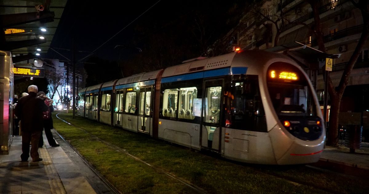 Εκτροχιάστηκε τραμ μετά από σύγκρουση με αυτοκίνητο στην Παραλιακή ...