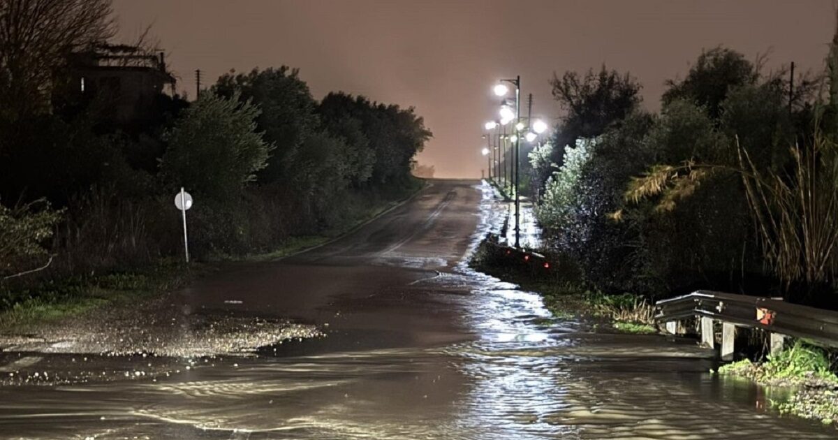 Καιρός: Ξεχείλισαν ρέματα και ήχησε το 112 στο Αγρίνιο λόγω της ...