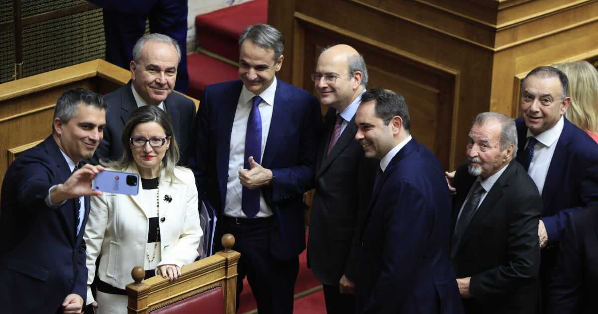 Δημοσκόπηση Interview: 1 στους 4 θα έπινε καφέ με τον Μητσοτάκη ...