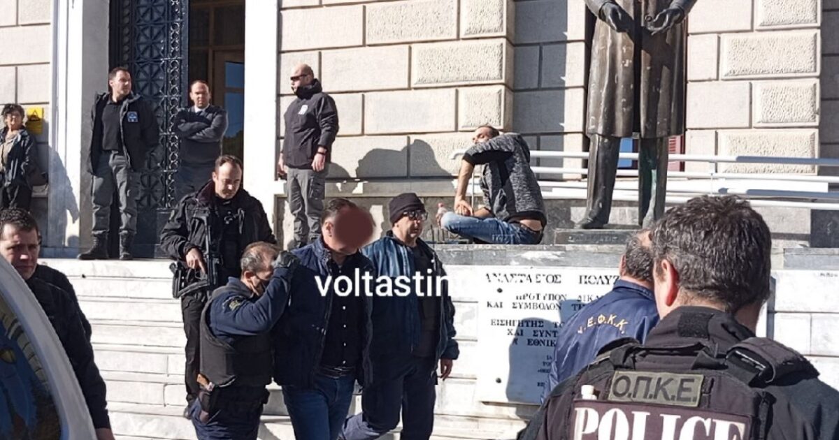 Προπηλάκισαν τον αστυνομικό της Βουλής κατά τη μεταφορά του στον ...