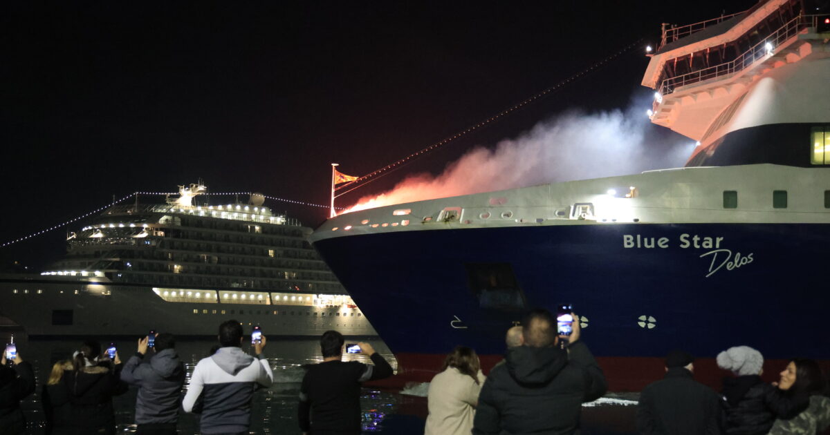 Το Blue Star Delos έκανε ποδαρικό στο λιμάνι του Πειραιά για το 2025