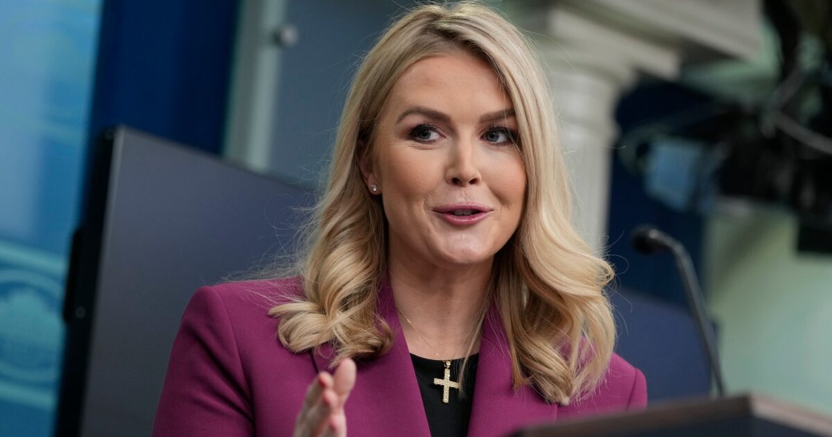 ΗΠΑ: Η 27χρονη Κάρολαϊν Λέβιτ κάνει το ντεμπούτο της ως η νεότερη ...