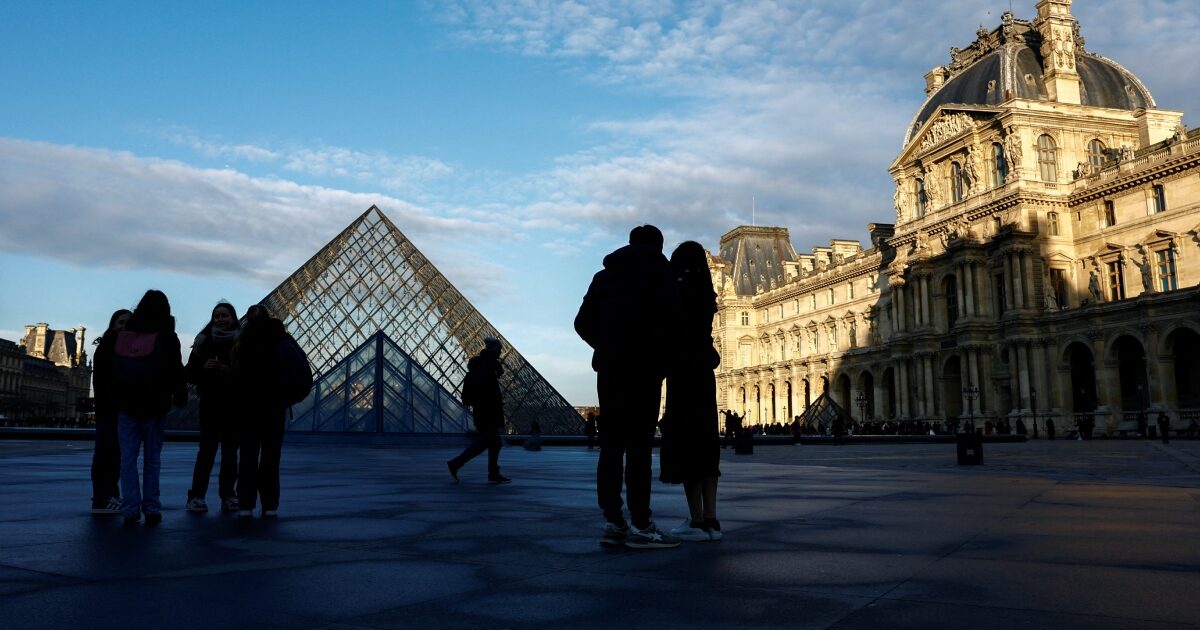Το μουσείο του Λούβρου εκπέμπει SOS: Διαρροές και αυξομειώσεις ...