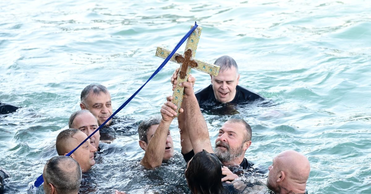 Θεοφάνεια: Με λαμπρότητα ο καθαγιασμός των υδάτων στον Πειραιά