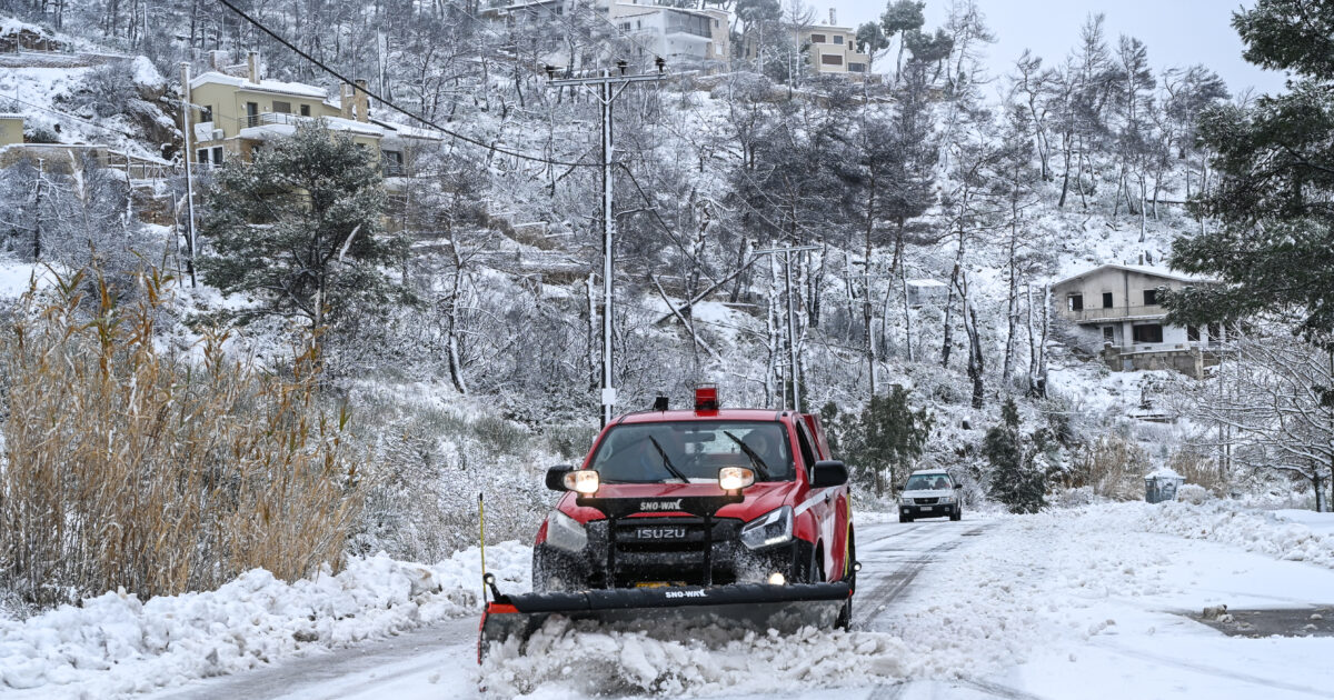 Καιρός: Χιόνια στη βόρεια Ελλάδα, βροχές στη νότια - Ποιοι δρόμοι είναι ...