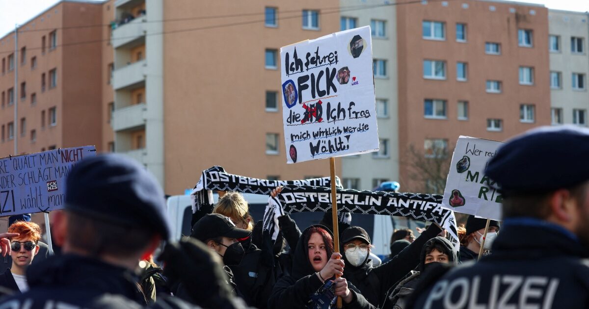 Εκλογές στην Γερμανία: Ακτιβίστριες της Femen διαμαρτυρήθηκαν ...