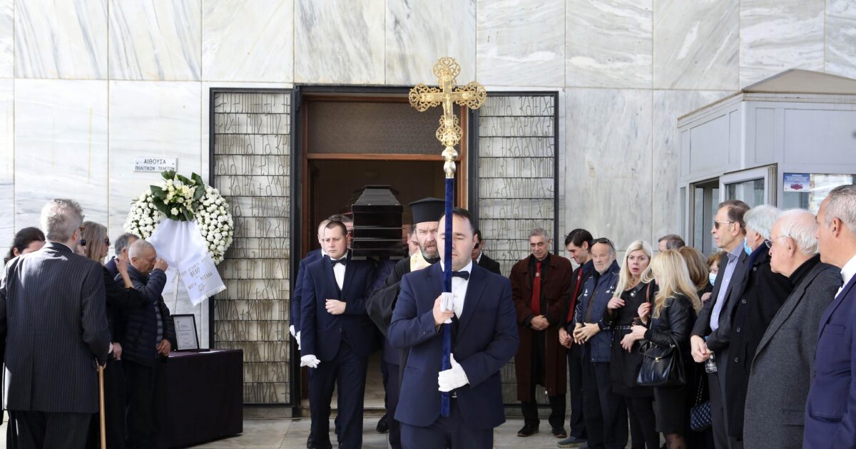 Δημήτρης Κολλάτος: Ρίγη συγκίνησης στην κηδεία του σκηνοθέτη - Τραγική ...