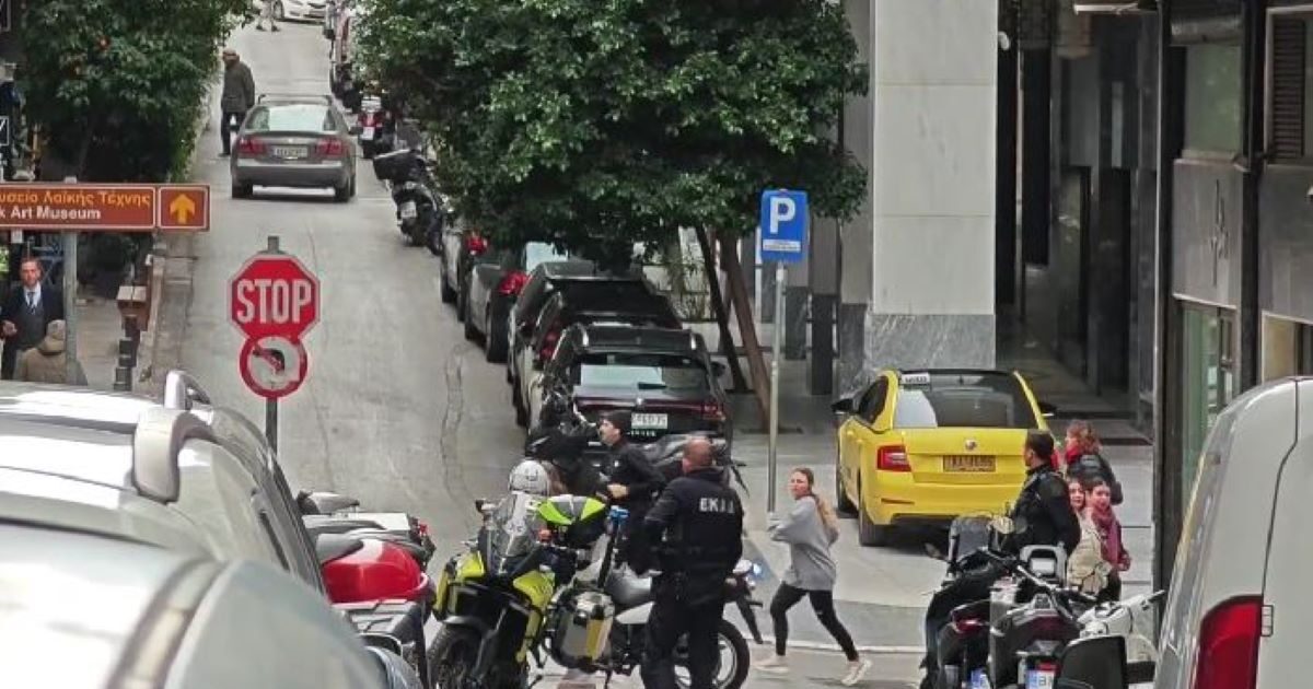 Κλειστή η οδός Βουλής - Τηλεφώνημα για βόμβα στα γραφεία της Lifo