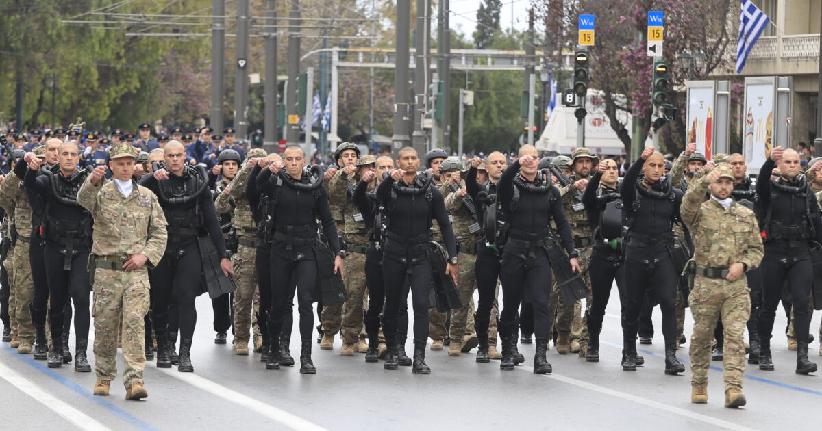 25η Μαρτίου: Οι πιο χαρακτηριστικές στιγμές από την στρατιωτική ...