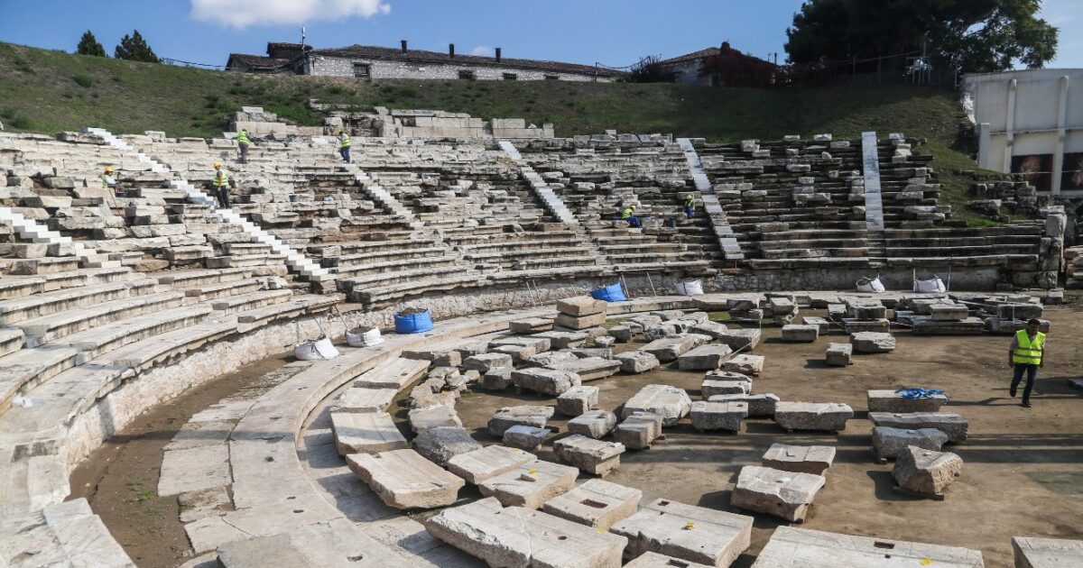 Λάρισα: Εντυπωσιάζουν τα δύο αρχαία θέατρα που βρίσκονται στο κέντρο ...