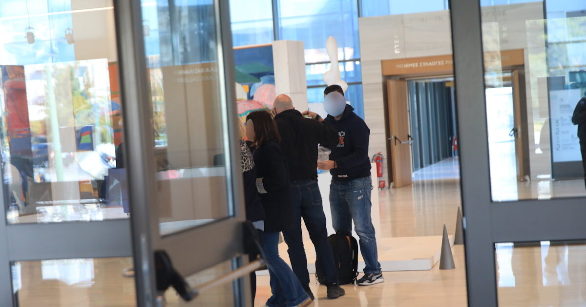 Νίκος Παπαδόπουλος: Η στιγμή που ο βουλευτής της Νίκης απομακρύνεται ...