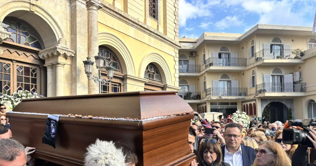Μανώλης Λιδάκης: Το τελευταίο αντίο στον τραγουδιστή - Τον ...