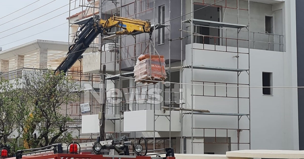 Εργατικό ατύχημα στη Βούλα: Χωρίς τις αισθήσεις του 28χρονος χειριστής ...