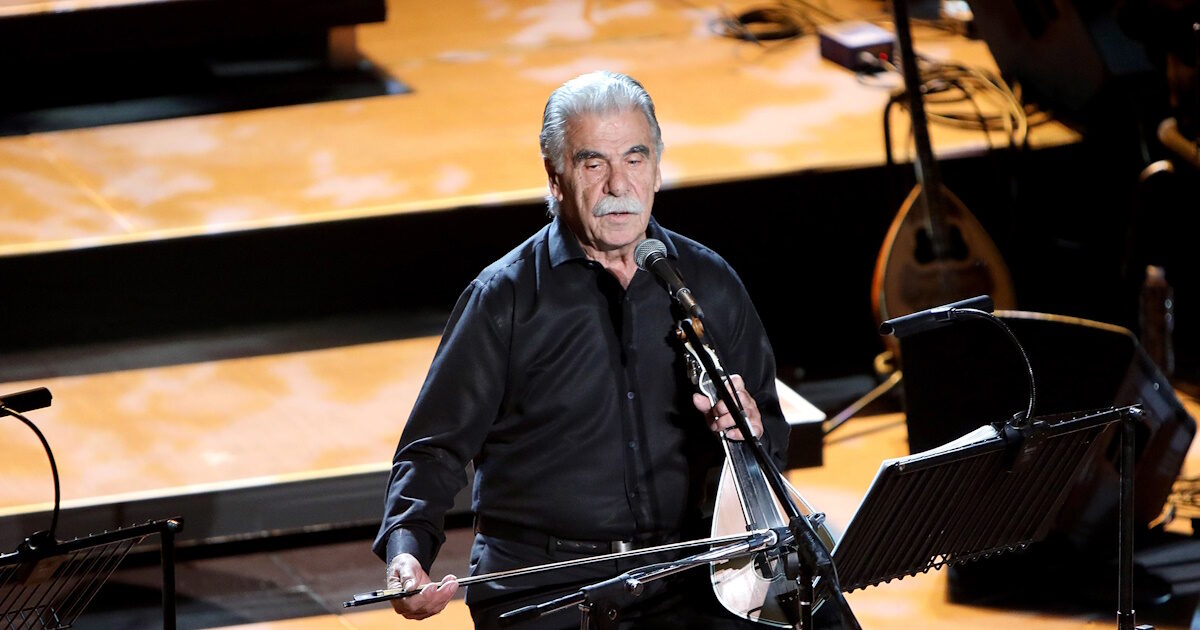 Βασίλης Σκουλάς: «Με χτύπησε με όπλο την ώρα που τραγουδούσα»