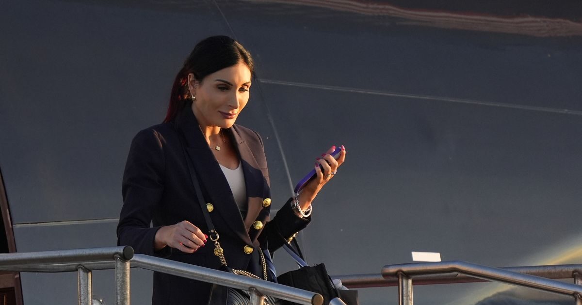 Λόρα Λούμερ: Ποια είναι η influencer - συνωμοσιολόγος στο πλευρό του ...