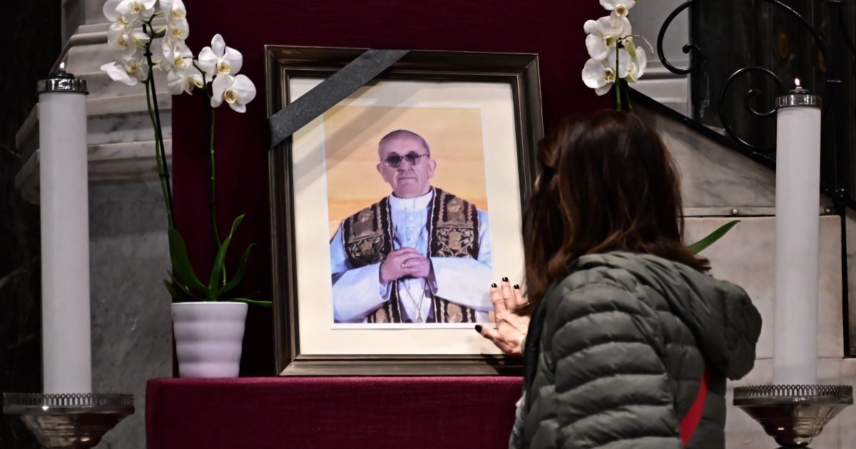 Πάπας Φραγκίσκος: Δεκάδες πιστοί στην καθολική εκκλησία του Αγίου ...