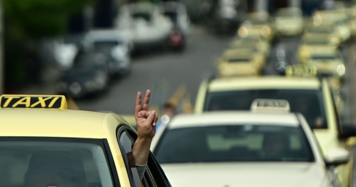 Απεργία ταξί: Μηχανοκίνητη πορεία προς το υπουργείο Μεταφορών με ...