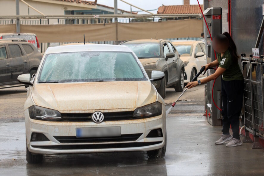 «Πνίγηκε» από την αφρικανική σκόνη το Ηράκλειο: Έπεσαν 21 κιλά ανά ...