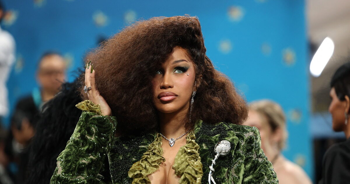 Η Cardi B με ένα «καυτό» twerk επιβεβαιώνει τη νέα της σχέση με τον ...