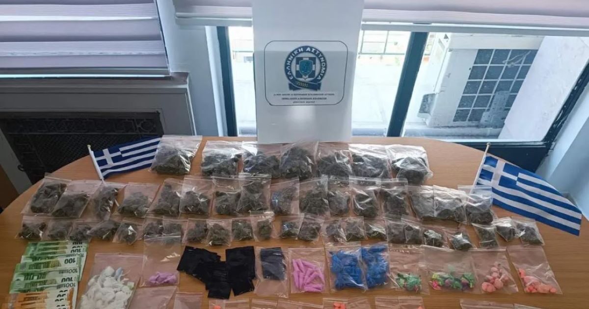 Πειραιάς: 15χρονος και 17χρονος πέταξαν σακίδιο με ναρκωτικά σε κάδο ...