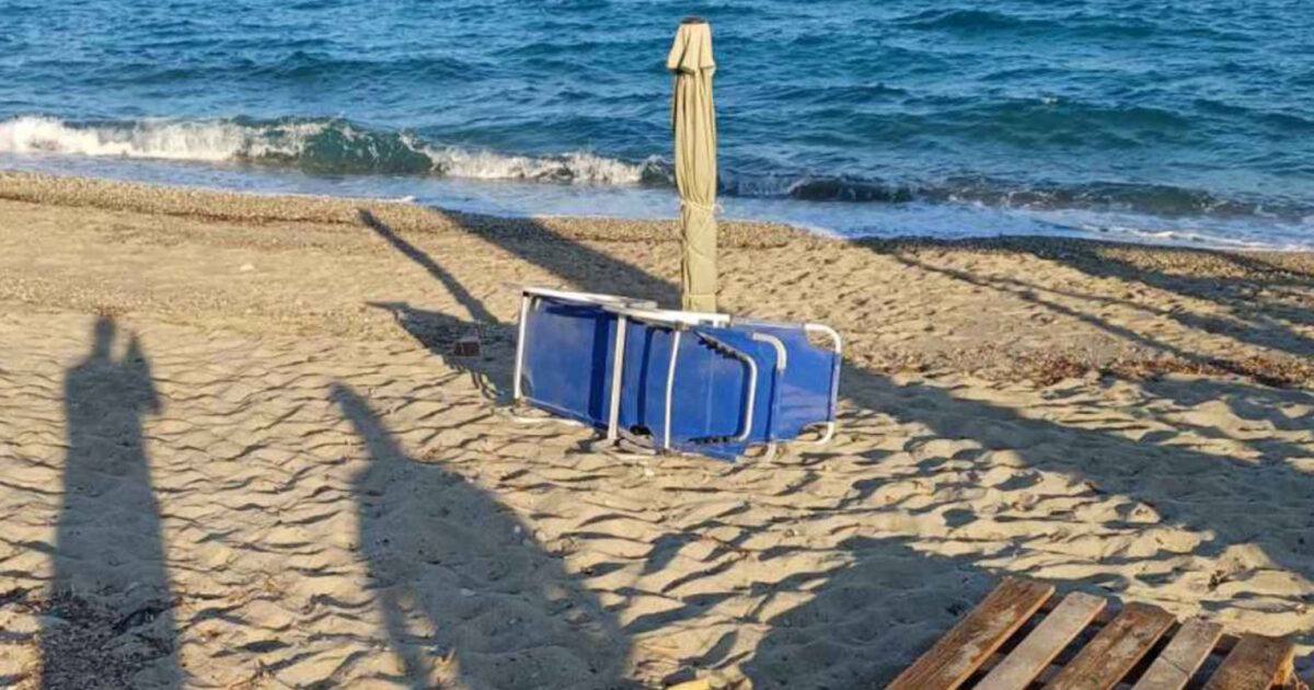 Χαλκιδική: Ξήλωσαν ομπρέλες και ξαπλώστρες από παραλίες στην Κασσάνδρα