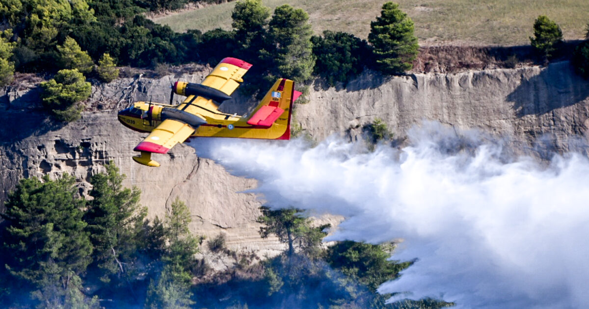 Canadair: Τα «μαχητικά της φωτιάς» στην πρώτη γραμμή της μάχης με τις ...
