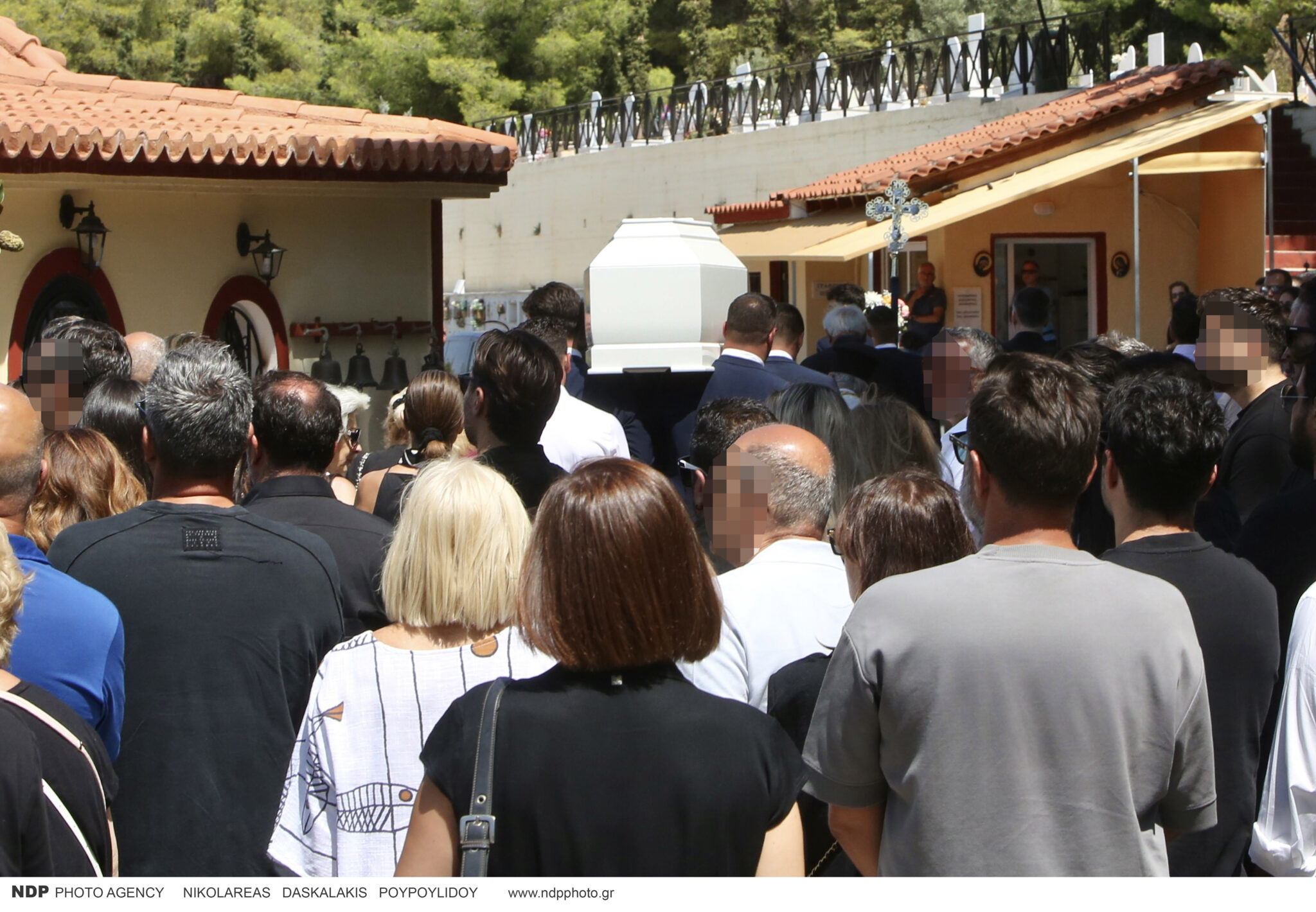 Το τελευταίο αντίο στην Αλεξάνδρα Νικολαΐδου - Λύγισαν η μητέρα της και ...