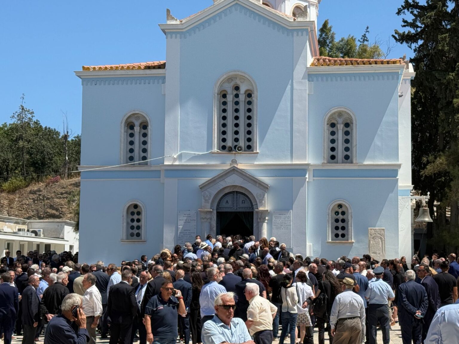 Κηδεία Λένας Σαμαρά: Καταρρακωμένος ο Αντώνης Σαμαράς και η σύζυγός του ...