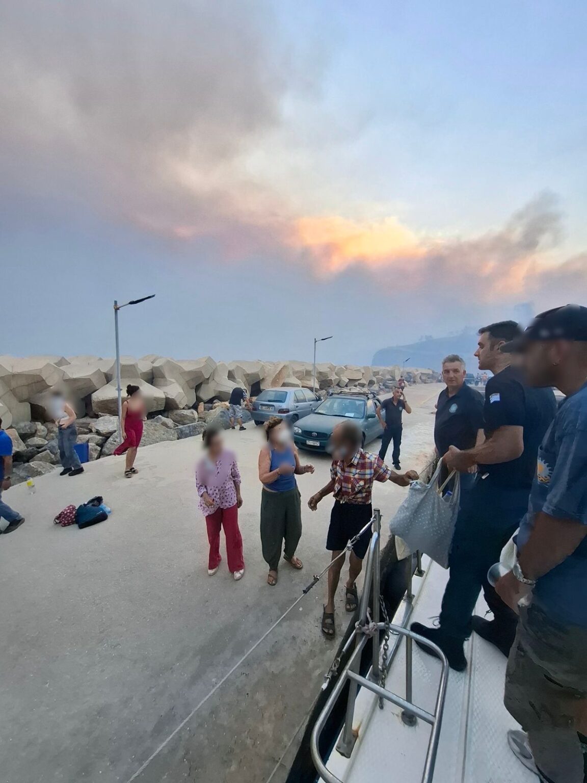 Χίος: Εικόνες με τον κόσμο να εγκαταλείπει τη φλεγόμενη Βολισσό από τη ...