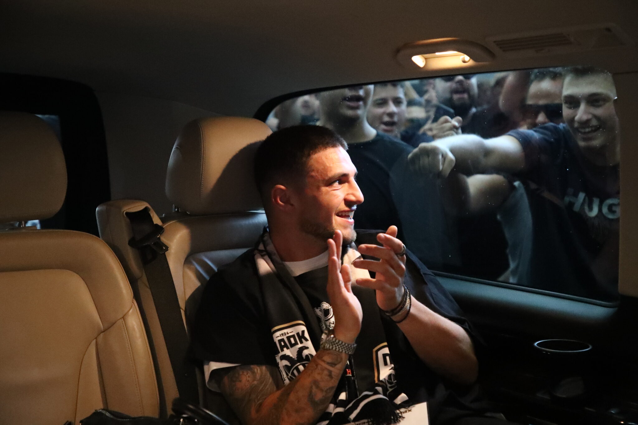 Χρήστος Ζαφείρης: Χαμός στο αεροδρόμιο «Μακεδονία» - Εκατοντάδες οπαδοί ...